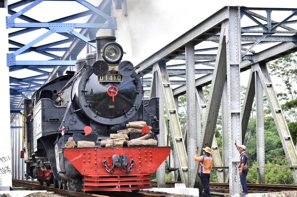 Lokomotif Uap Kuno Berusia Seabad Siap Jadi Kereta Wisata di Solo ...