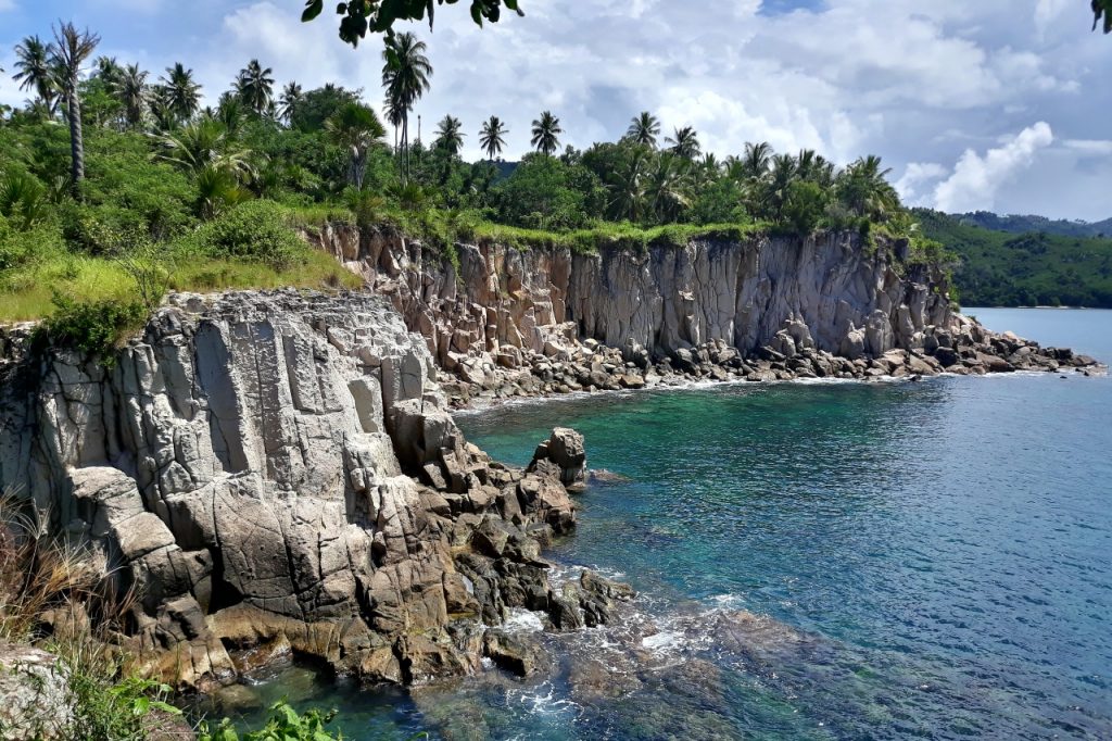Pesona Pantai Patokan di Antara Dua Tebing Batu - Where Your Journey Begins