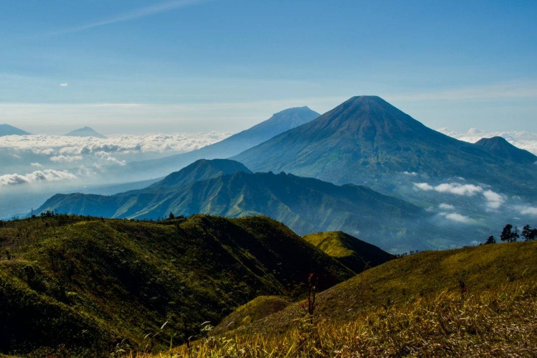 Cocok untuk Pemula, Ini Panduan Mendaki Gunung Prau - Where Your ...