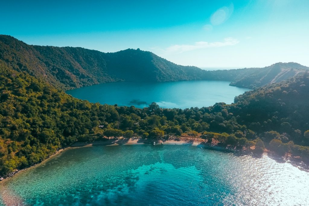 Dekat Pulau Moyo, Pulau Satonda Tawarkan Pesona Danau di Tengah Laut ...