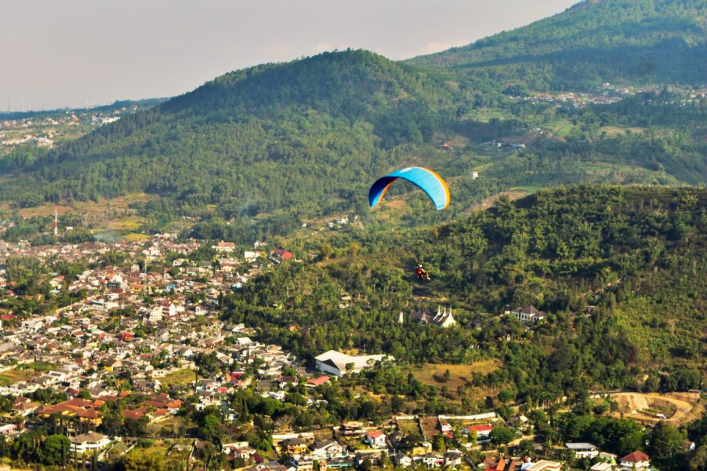 Paralayang di Gunung Banyak, Suguhkan Keindahan Panorama Kota dan ...