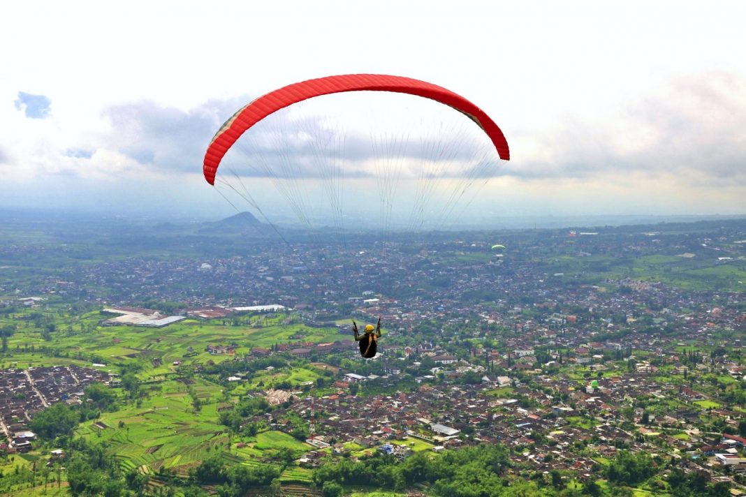 Paralayang di Gunung Banyak, Suguhkan Keindahan Panorama Kota dan ...