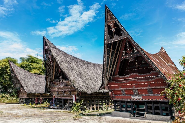 Menengok Warisan Suku Batak Toba di Museum Huta Bolon Simanindo - Where ...