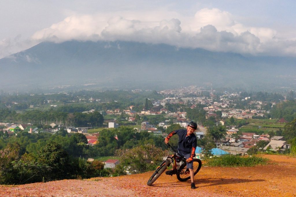 Menjajal Gowes ke Bukit Aquila, Sekalian Mampir Taman Bunga Nusantara - Where Your Journey Begins