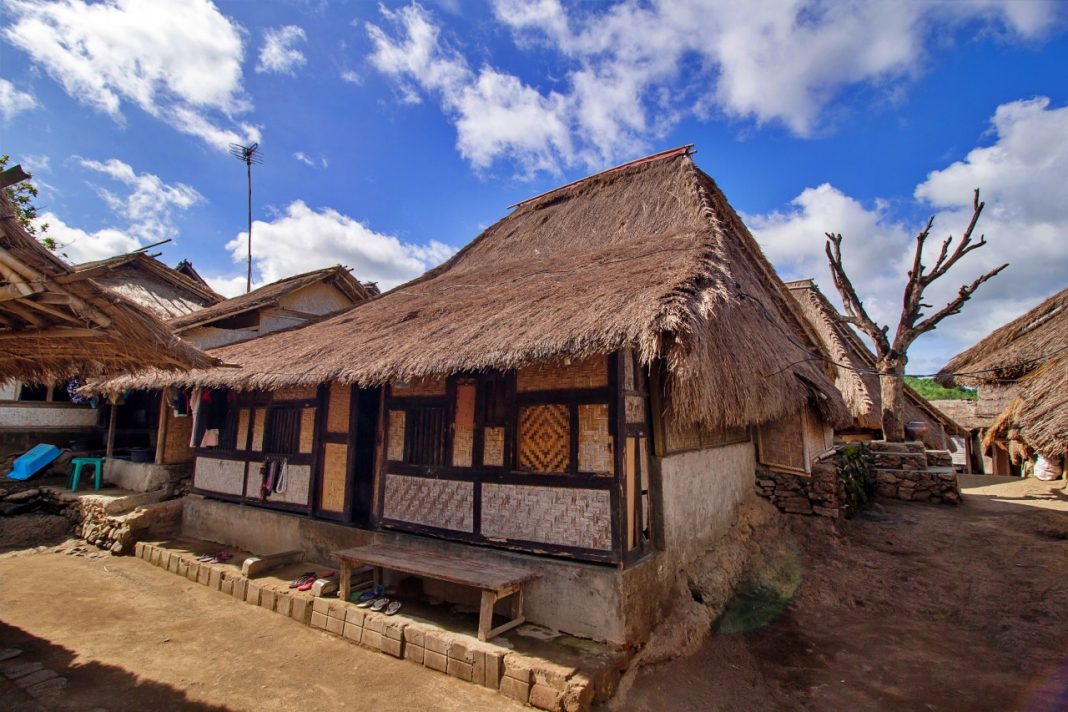 Mengenal Budaya Sasak di Desa Sade, Lombok Tengah - Where Your Journey ...