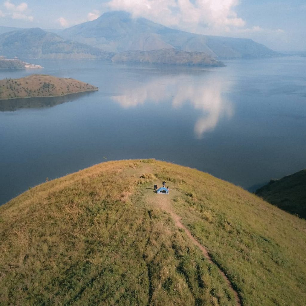 Menyaksikan Keindahan Danau Toba dari Bukit Holbung - Where Your ...