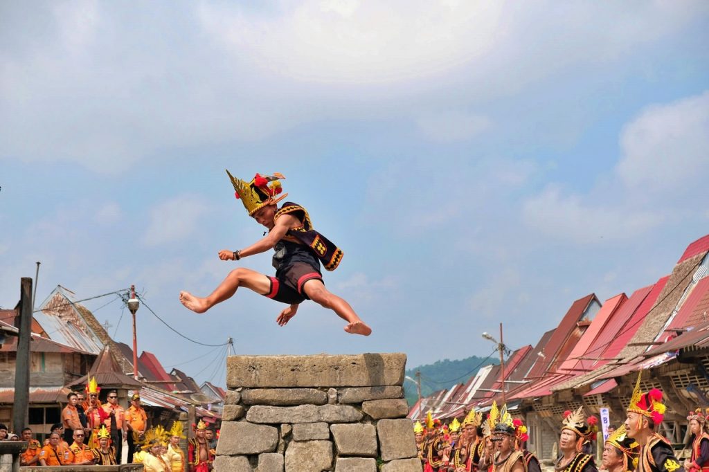 Fahombo, Tradisi Lompat Batu Kebanggaan Suku Nias - Where Your Journey ...