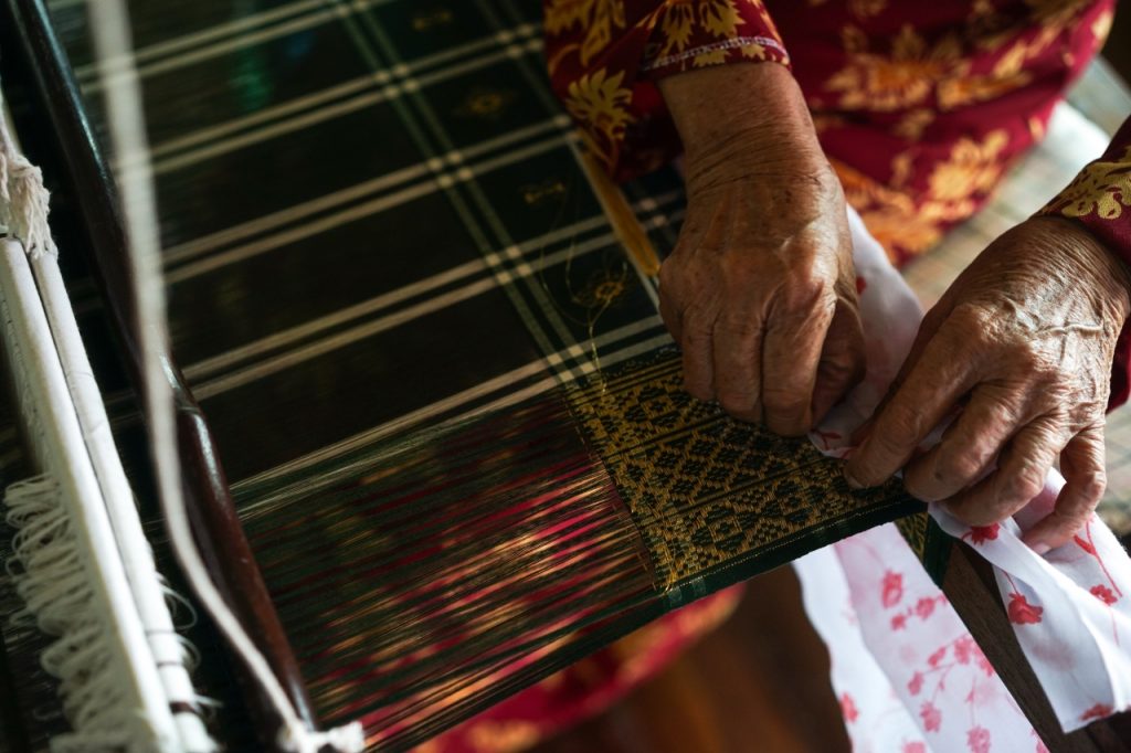 Menyambangi Pandai Singkek, Desa Perajin Songket di Tanah Datar - Where ...