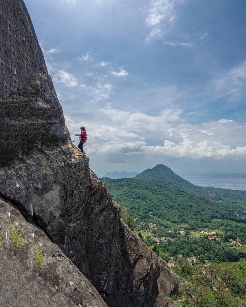 Serunya Jalur Pendakian Via Ferrata di Gunung Parang, Cocok untuk ...