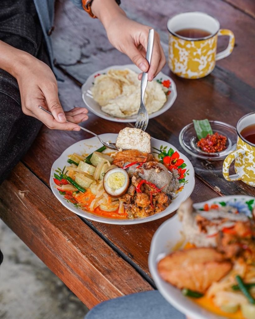 Ngopi di Sawah, Tempat Nongkrong Seru di Gadog, Bogor - Where Your ...