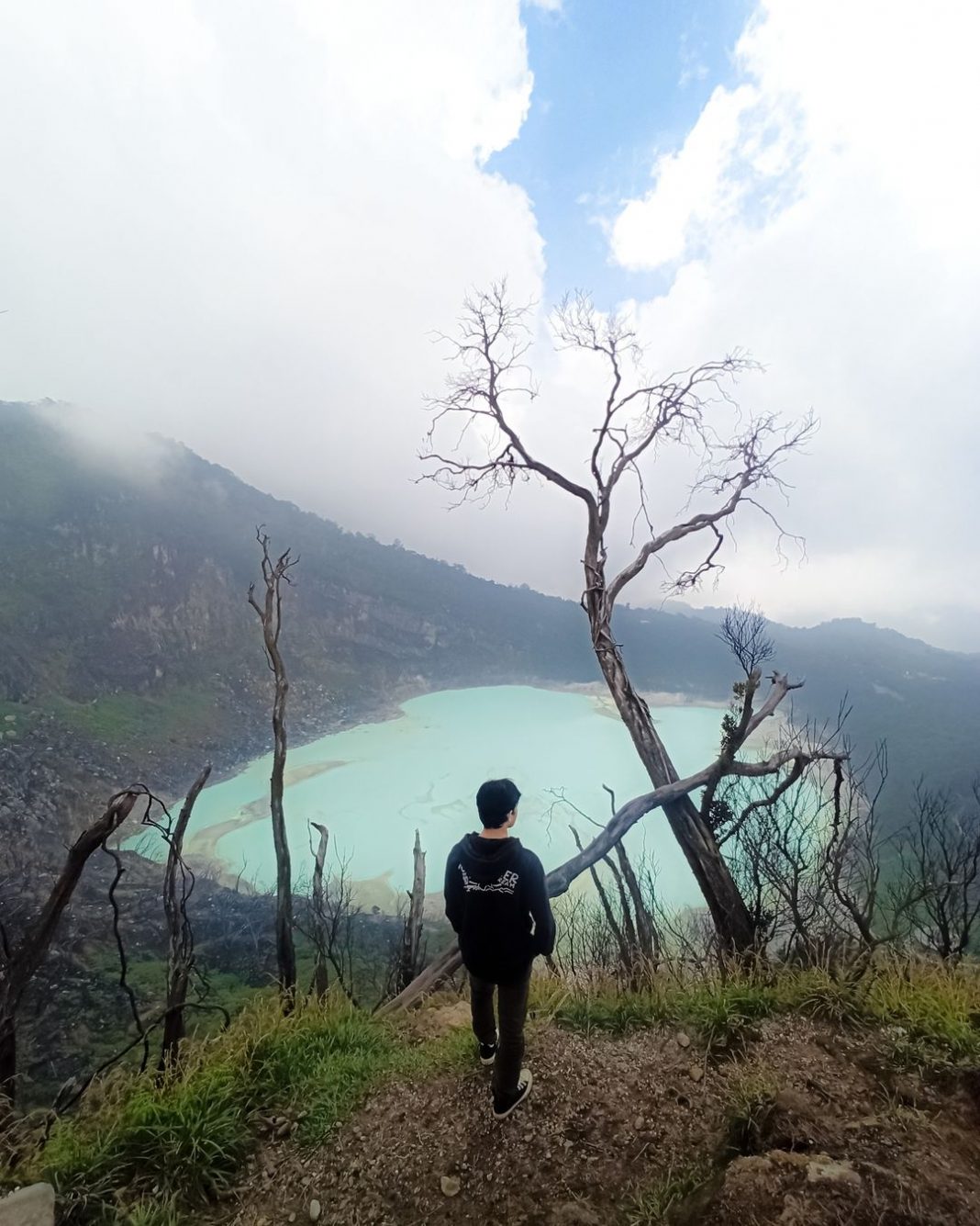 Menikmati Indahnya Kawah Putih dari Puncak Gunung Patuha - Where Your ...