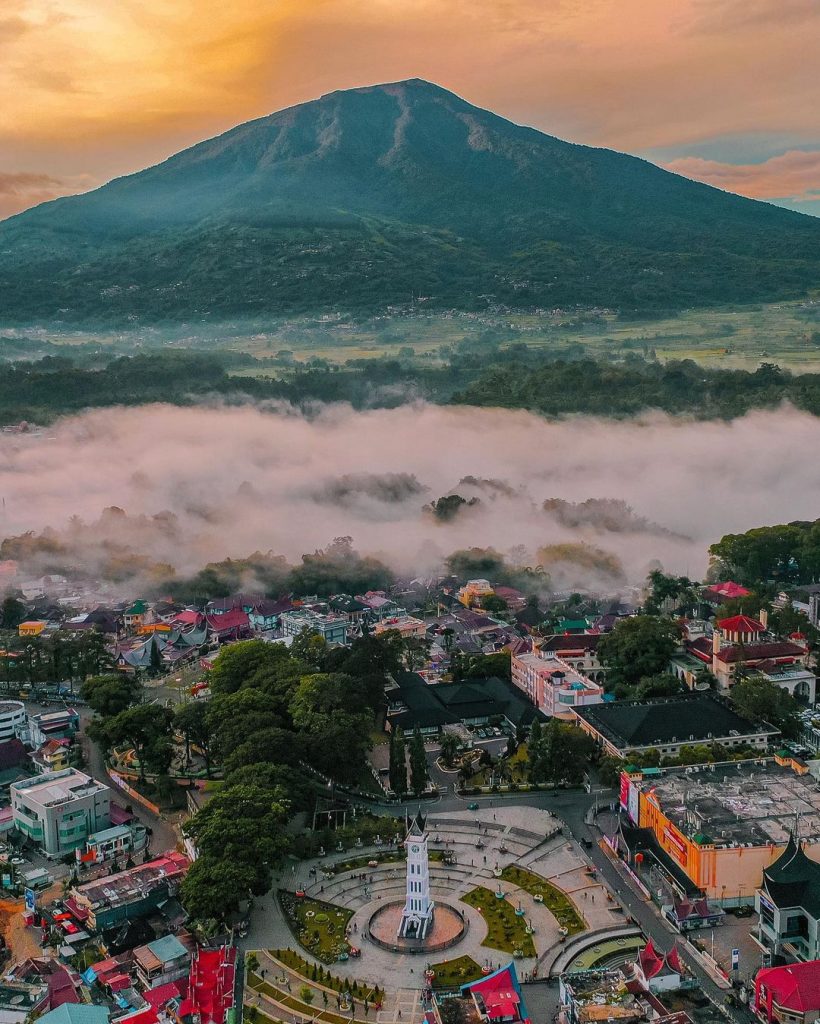 Mengenal Keunikan Jam Gadang, Ikon Kota Bukittinggi - Where Your ...