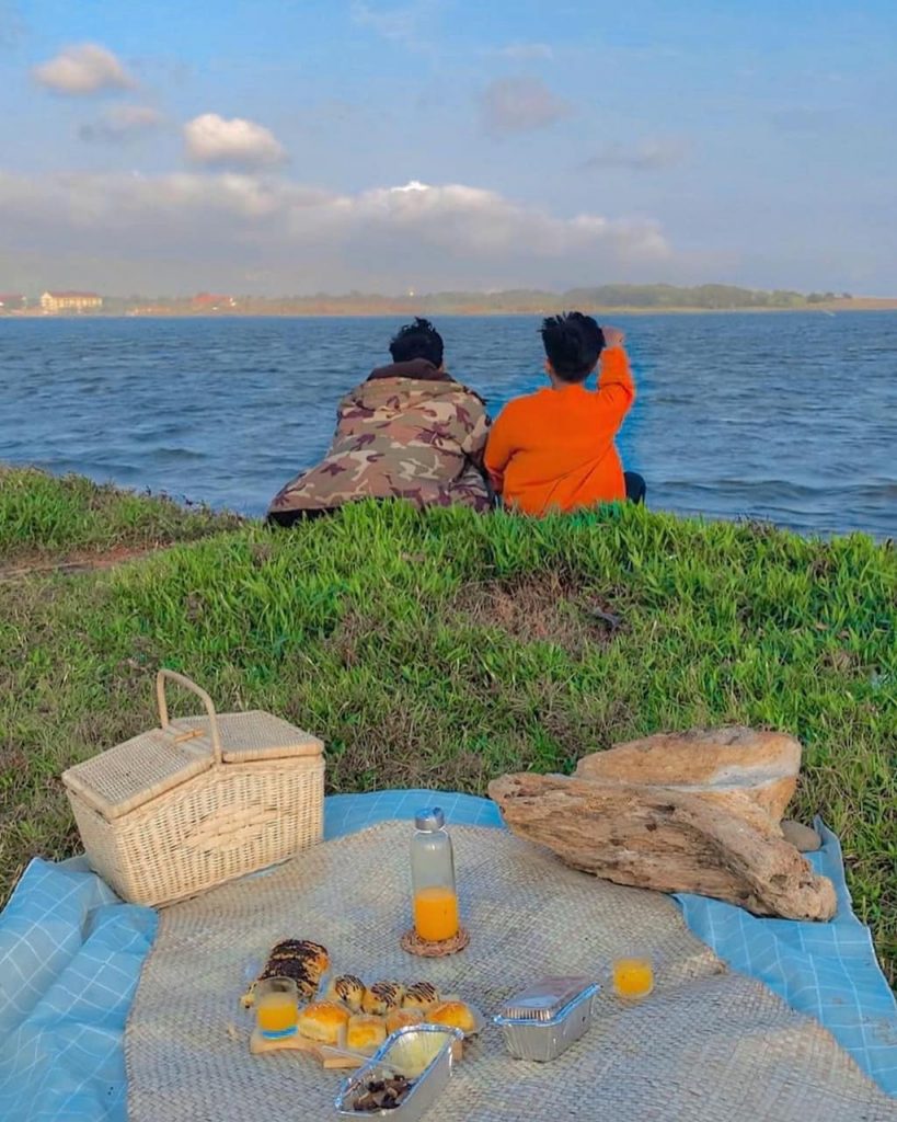 Camping di Pantai Baros, Jangan Lewatkan Jelajah Hutan Bakaunya ...