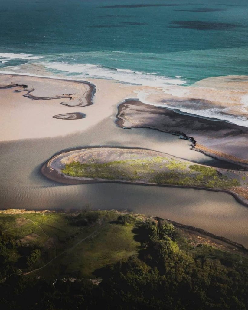 Camping di Pantai Baros, Jangan Lewatkan Jelajah Hutan Bakaunya ...