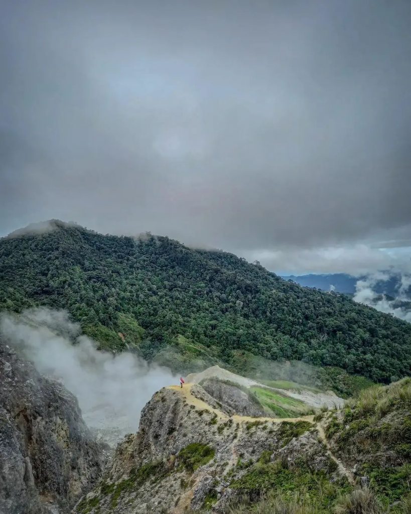 Pengin Naik Gunung Tanpa Camping? Coba Mendaki Gunung Ambang! - Where ...