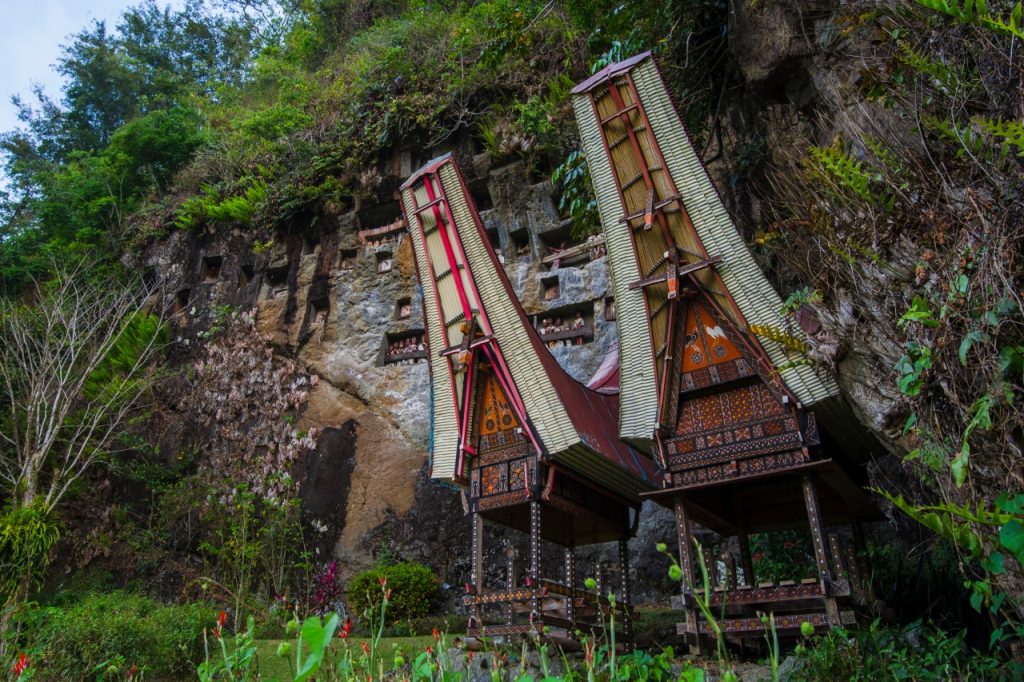 Menyambangi Kuburan Batu Ikonik di Lemo, Tana Toraja - Where Your ...