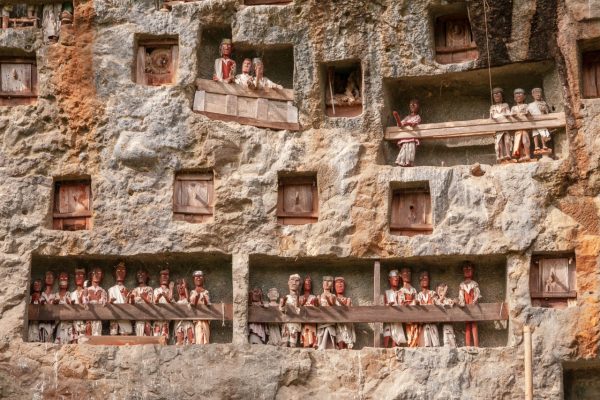 Menyambangi Kuburan Batu Ikonik di Lemo, Tana Toraja - Where Your ...