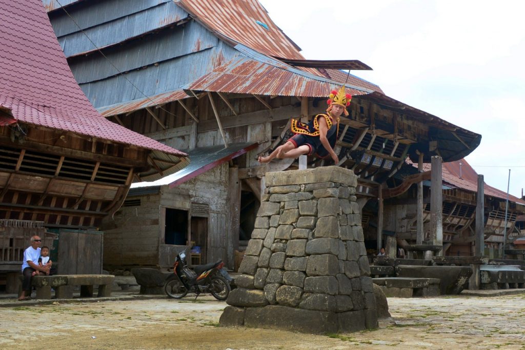 Mengintip Tradisi Unik di Bawomataluo, Desa Adat Wajib Kunjung di Nias ...