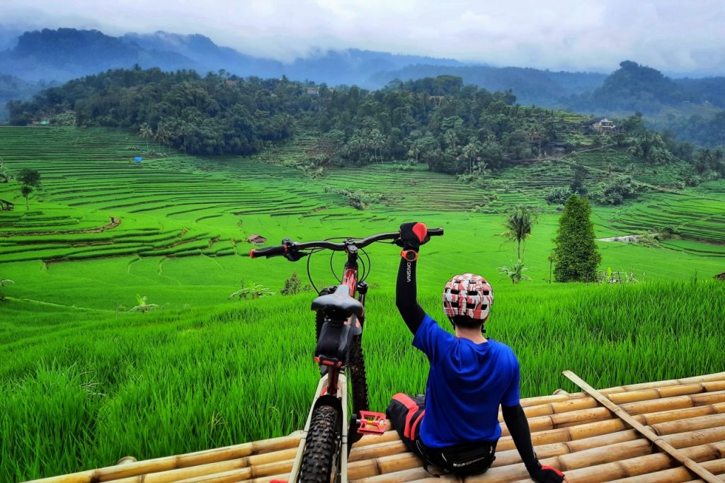 Gowes Menikmati Hamparan Terasering di Ciboer Pass