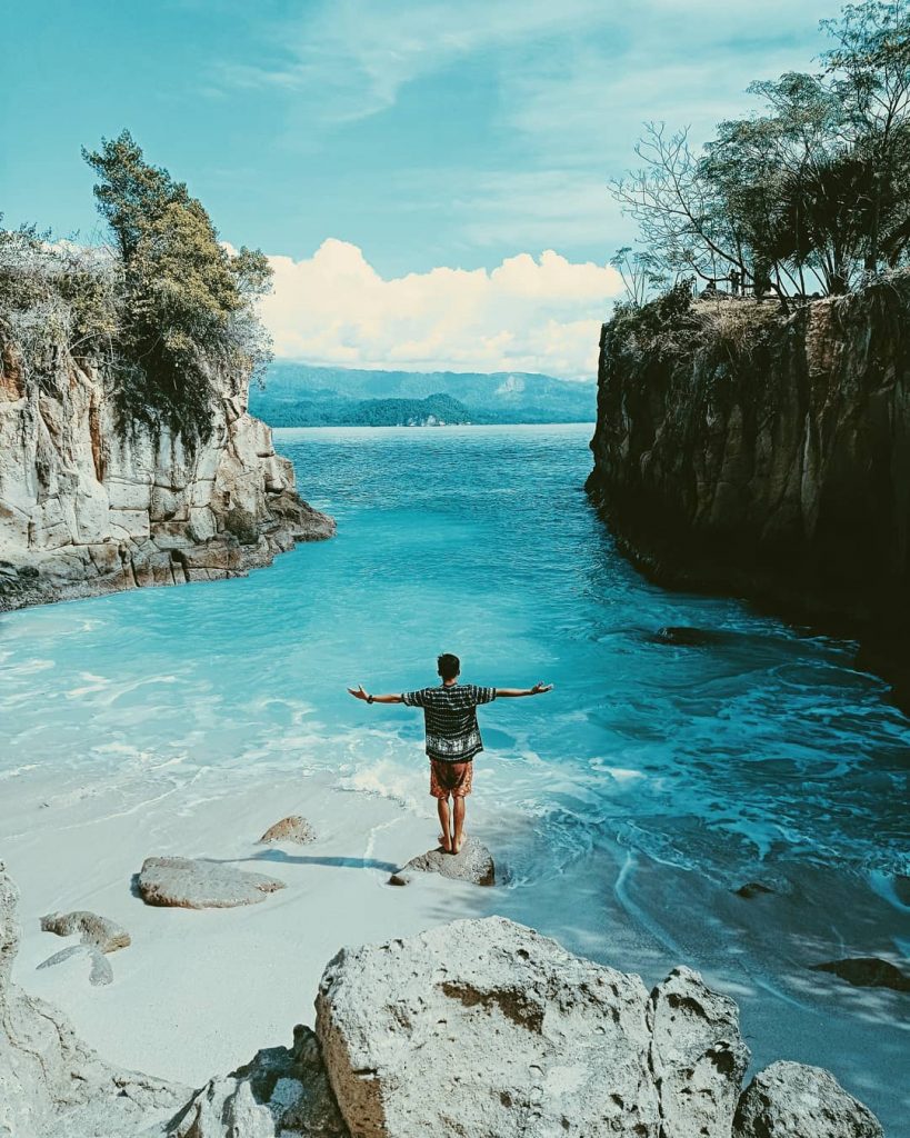 Pesona Pantai Patokan, Surga Tersembunyi di Antara Dua Tebing