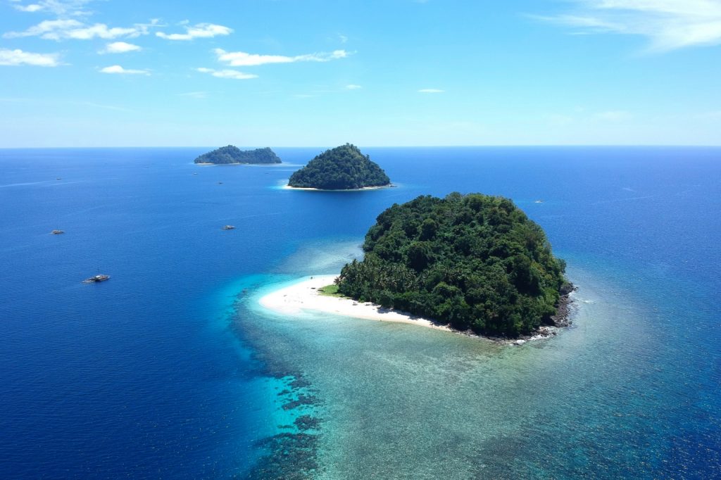 Menikmati Indahnya Kepulauan Tiga Maelang dengan Snorkeling