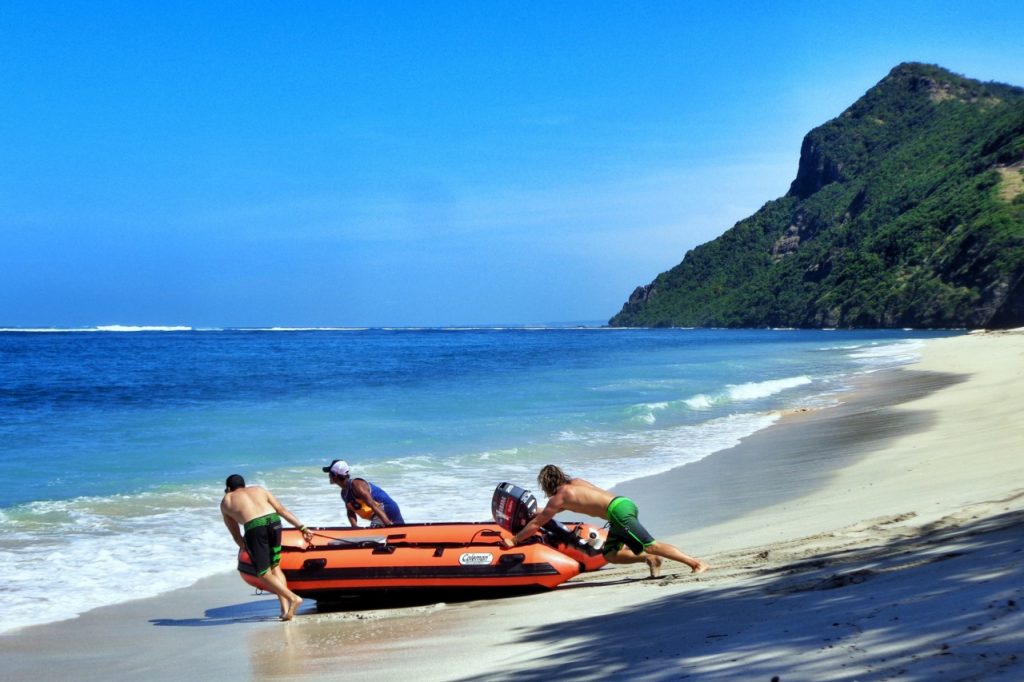 Pantai Maluk, Pantai Eksotis nan Tersembunyi di Sumbawa Barat - Where ...