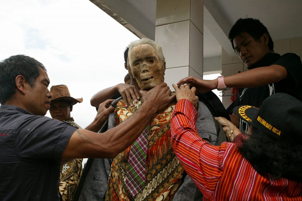 Uniknya Ma’nene, Ritual Mengganti Pakaian Jenazah di Toraja
