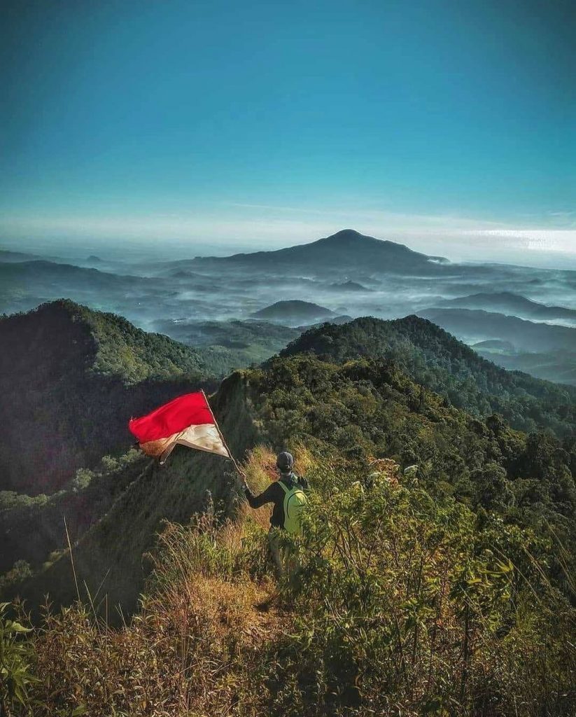 Memacu Adrenalin di Gunung Kerenceng, Jalur Pendakian Favorit di ...