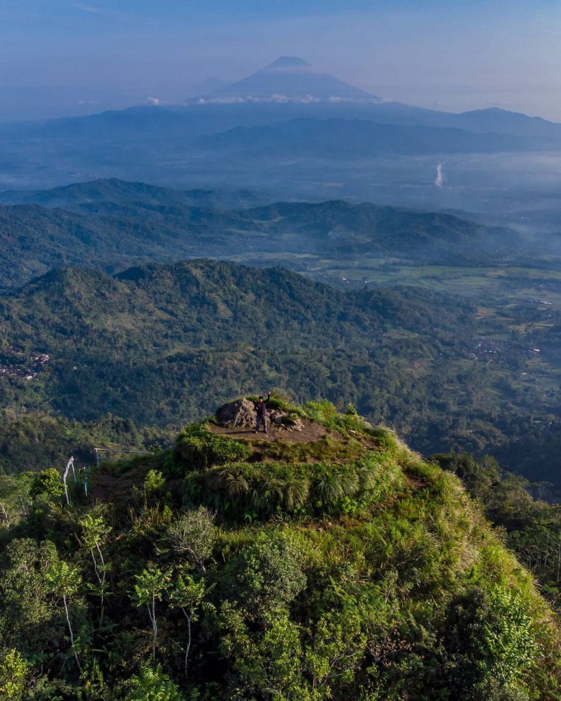 Menikmati Keindahan Menoreh dari Gunung Kendil - Where Your Journey Begins