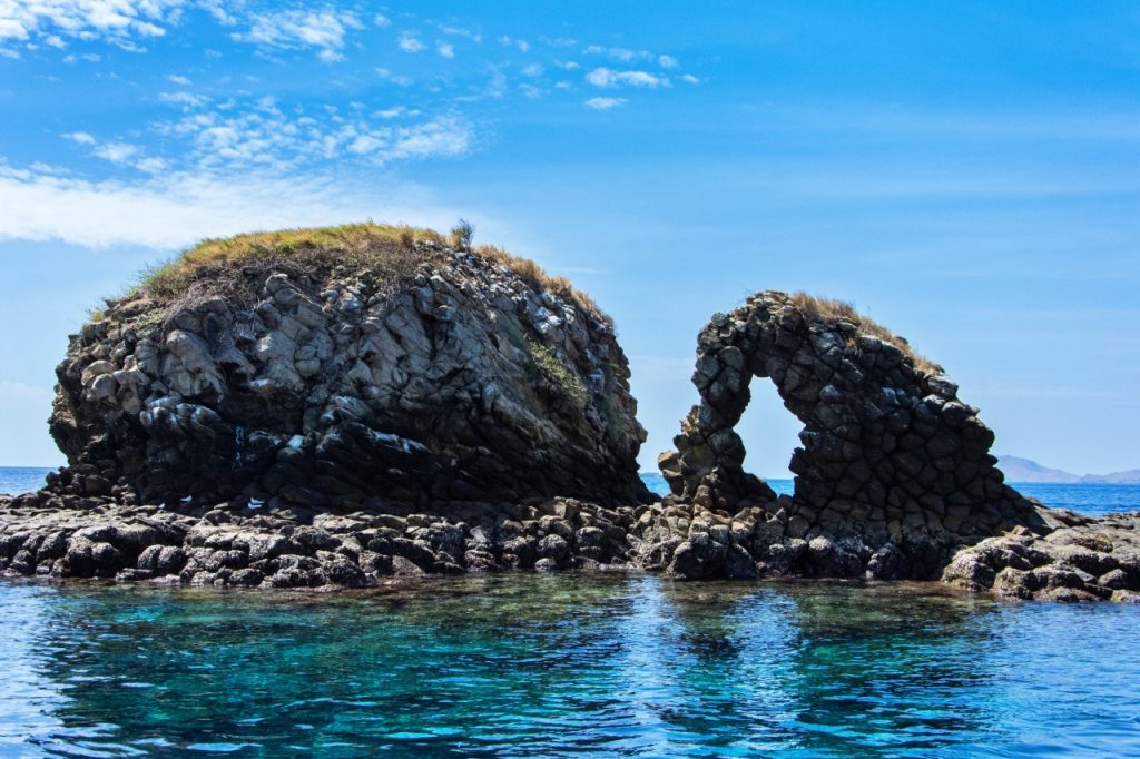 Batu Bolong di TN Komodo, Wajib Masuk Bucket List Para Diver!