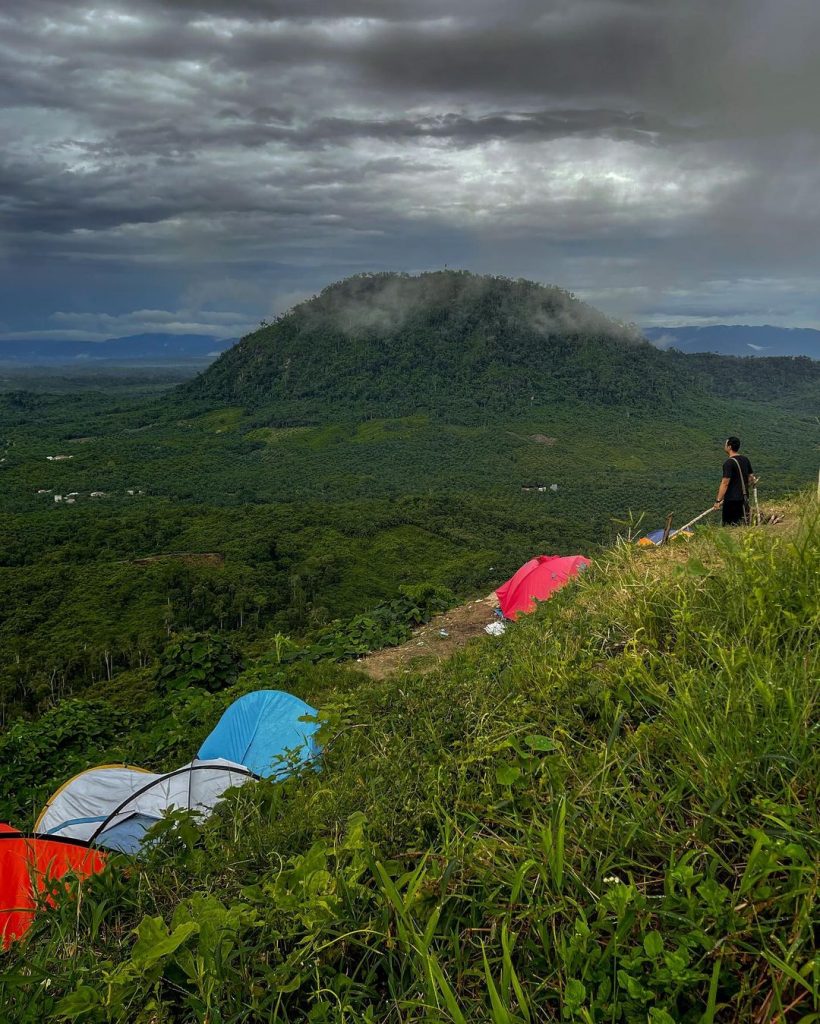 Mengungkap Keindahan Gunung Embun, Surga Tersembunyi di Atas Awan