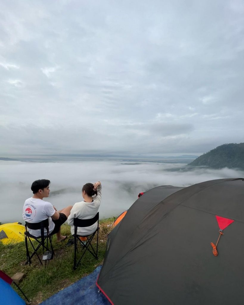 Mengungkap Keindahan Gunung Embun, Surga Tersembunyi di Atas Awan