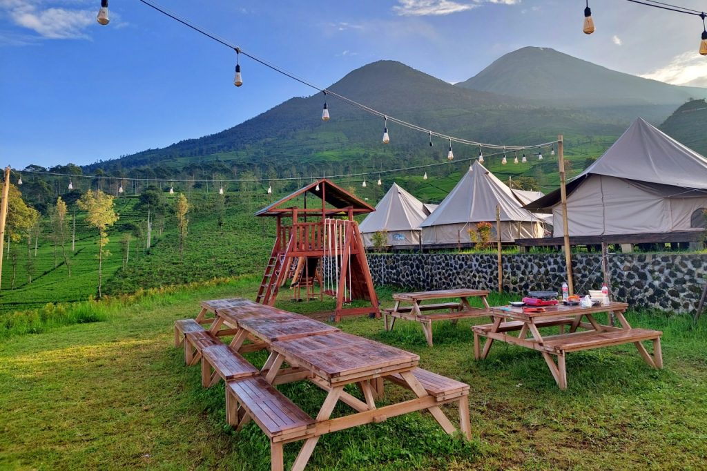 Sikembang Glamping, Berkemah Mewah di Tengah Perkebunan Teh - Where Your Journey Begins