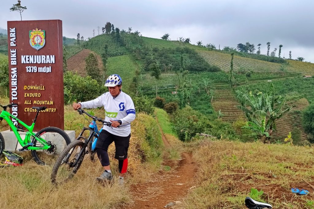 Kenjuran Bike Track, Destinasi Bersepeda di Kaki Gunung Prau