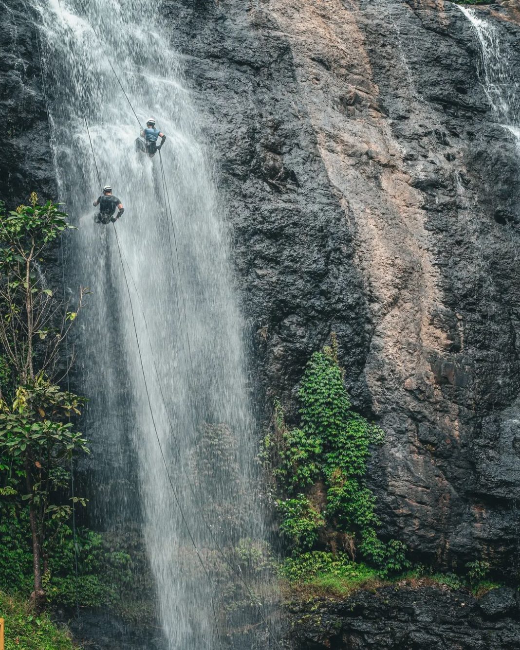 Canyoneering di Curug Cikondang, Tantangan Seru di Bawah Guyuran Air Terjun