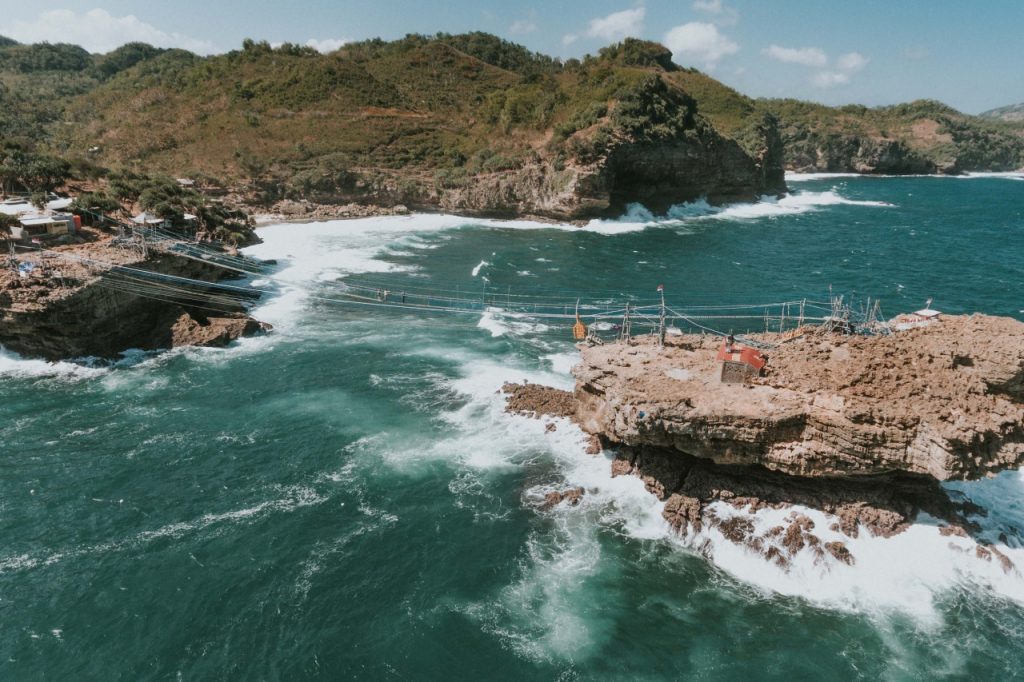 Berseluncur dari Pantai Timang, Petualangan Ekstrem di Atas Ombak