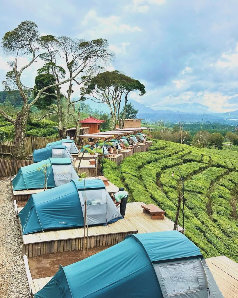 Kiara Manuk Camp Deck, Liburan Seru di Tengah Kebun Teh Pangalengan