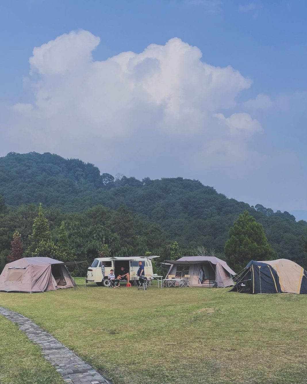 Camping dengan Latar Gunung di Amba Hills, Puncak Bogor