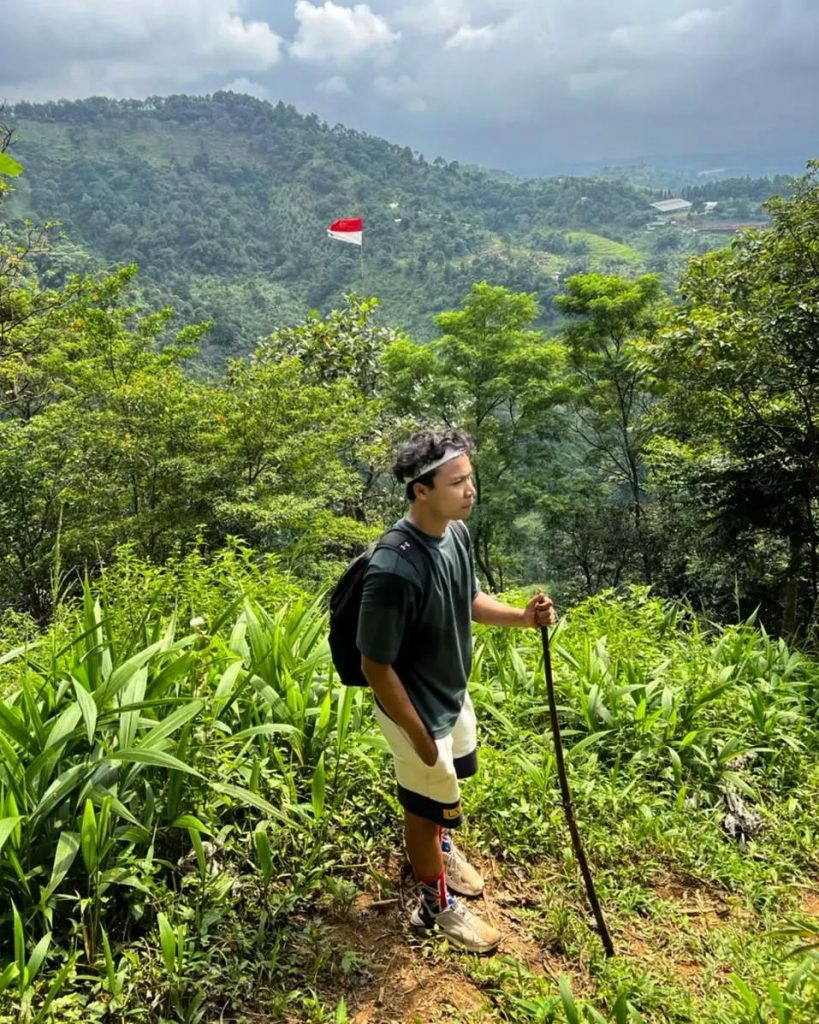 Menjelajahi Gunung Ciung, Destinasi Pendakian Santai di Sentul Bogor