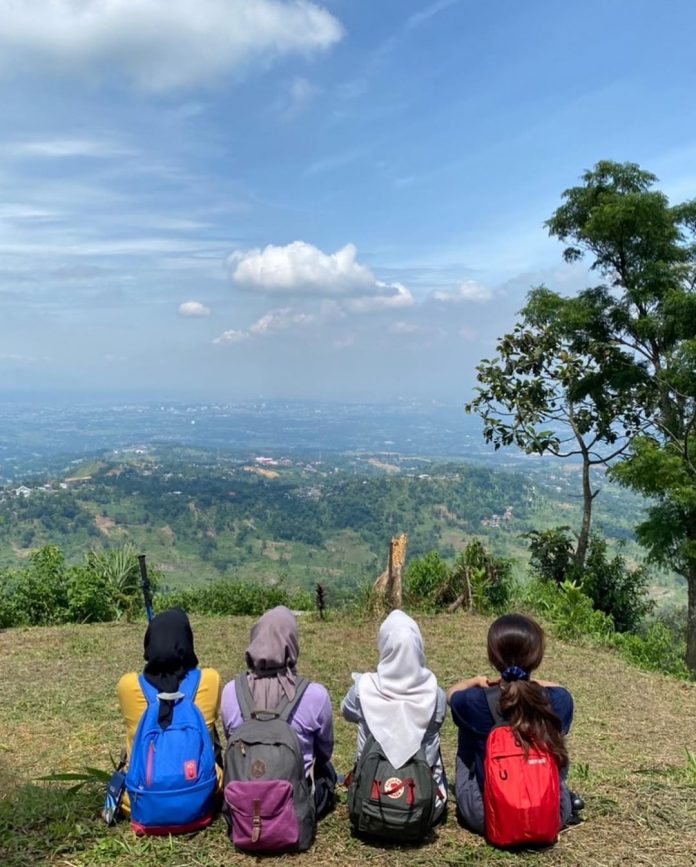 Menjelajahi Gunung Ciung, Destinasi Pendakian Santai di Sentul Bogor