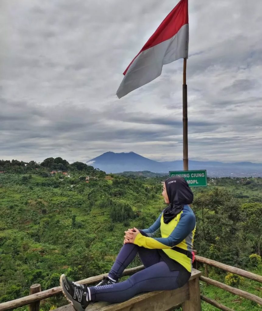 Menjelajahi Gunung Ciung, Destinasi Pendakian Santai di Sentul Bogor
